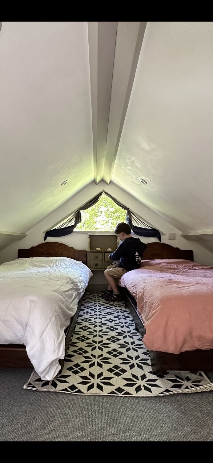 BATMAN'S SUMMERHOUSE - CABIN STAY DEVON - Penelope, Parker & Toddler